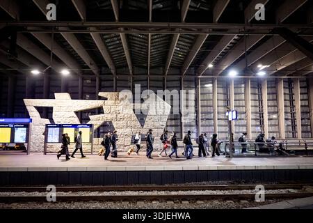 ROTTERDAM - Travelers at Rotterdam Central Station ROBIN UTRECHT /ANP ...