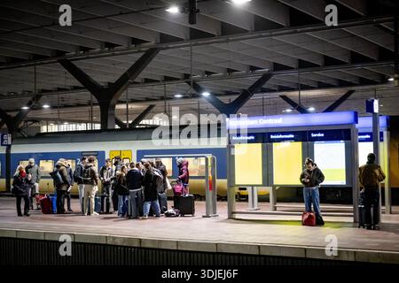 ROTTERDAM - Travelers at Rotterdam Central Station ROBIN UTRECHT /ANP ...