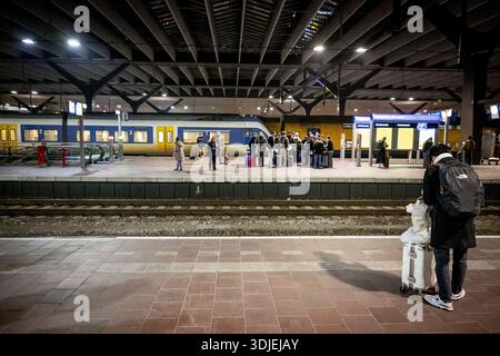 ROTTERDAM - Travelers at Rotterdam Central Station ROBIN UTRECHT /ANP ...
