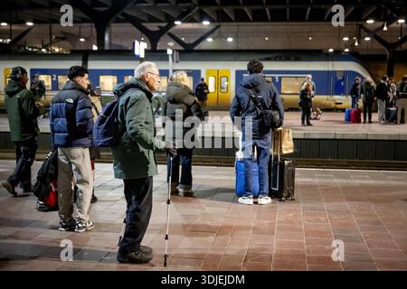 ROTTERDAM - Travelers at Rotterdam Central Station ROBIN UTRECHT /ANP ...