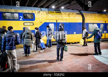 ROTTERDAM - Travelers at Rotterdam Central Station ROBIN UTRECHT /ANP ...
