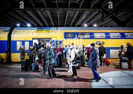 ROTTERDAM - Travelers at Rotterdam Central Station ROBIN UTRECHT /ANP ...