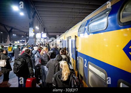 ROTTERDAM - Travelers at Rotterdam Central Station ROBIN UTRECHT /ANP ...