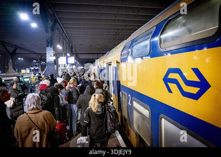 ROTTERDAM - Travelers at Rotterdam Central Station ROBIN UTRECHT /ANP ...