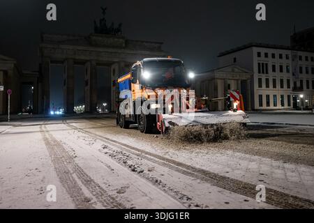 Berlin, Germany. 27th Jan, 2026. A man scrapes a window of his car ...