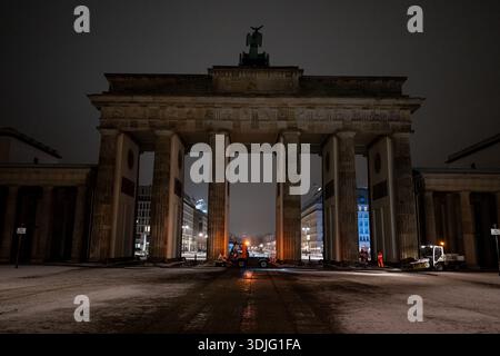 Berlin, Germany. 27th Jan, 2026. A man scrapes a window of his car ...