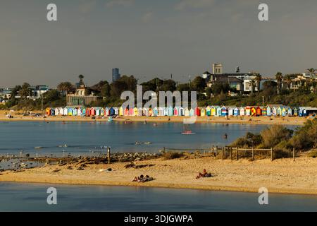 Melbourne, Australia. 27th Jan, 2026. Beaches goers seen trying to stay ...