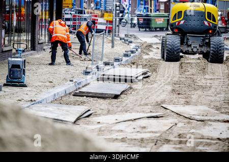 THE HAGUE - Road workers working outside. ROBIN UTRECHT /ANP ...