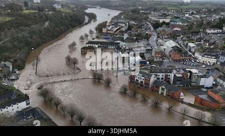 The River Slaney bursts its banks in Enniscorthy, Co Wexford. Hundreds ...
