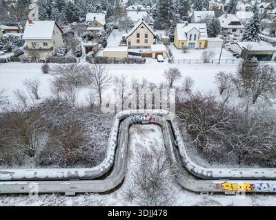 27 January 2026, Saxony, Leipzig: A district heating pipeline runs ...