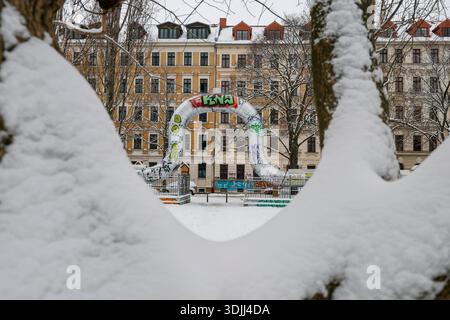 27 January 2026, Saxony, Leipzig: City cleaning staff emptying garbage ...
