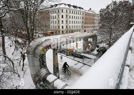27 January 2026, Saxony, Leipzig: City cleaning staff emptying garbage ...