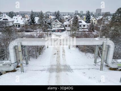 27 January 2026, Saxony, Leipzig: City cleaning staff emptying garbage ...