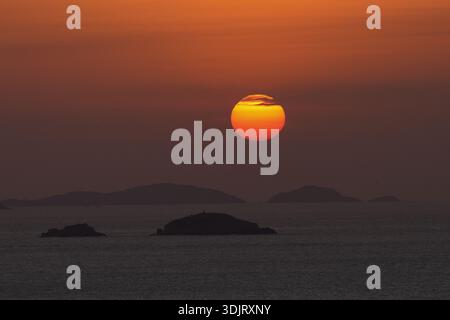 (260128) -- ZHOUSHAN, Jan. 28, 2026 (Xinhua) -- A visitor takes photos ...