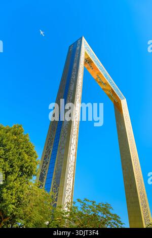 Plane flies over a city park Stock Photo - Alamy