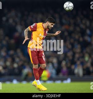 Evren Eren Elmalı #17 of Galatasaray in discussion with Ismail Jakobs ...