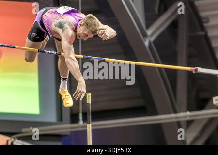 28 January 2026, Brandenburg, Cottbus: Pole vaulter Ernest Obiena ...