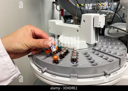 ILLUSTRATION - 14 October 2025, Berlin: Food supplements in tablet ...