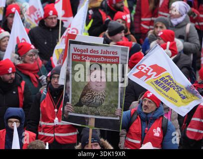 29 January 2026, Hamburg: Public sector employees demonstrate during a ...