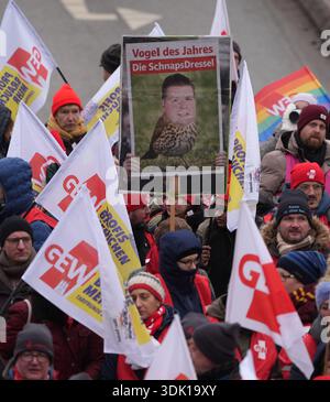 29 January 2026, Hamburg: Public sector employees demonstrate during a ...