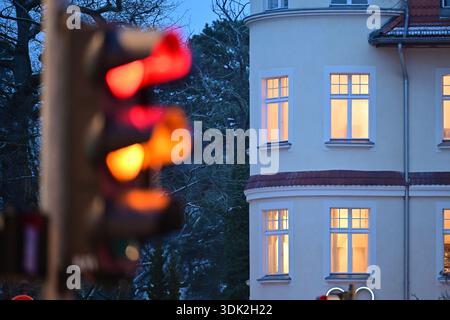 28 January 2026, Berlin: Lights burn at Mexikoplatz in a building at ...