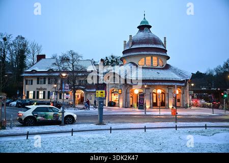 28 January 2026, Berlin: Lights burn at Mexikoplatz on a building that ...