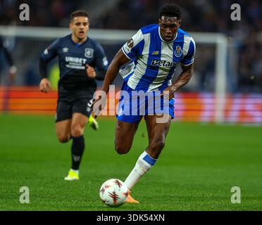 Dragon Stadium, Oporto, Portugal. 29 January, 2026. Pictured left to ...