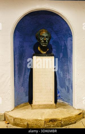 Bust of Sir Clough Williams-Ellis on the Bristol Colonnade at ...