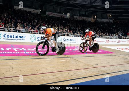 30 January 2026, Berlin: Cycling: Six-day race. The spectators watch a ...