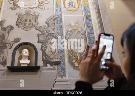An angel with the face of Prime Minister Giorgia Meloni inside the ...