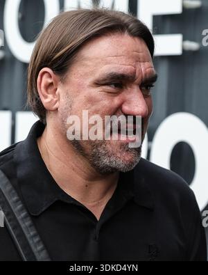 Leeds, UK. 31st Jan, 2026. Leeds United goalkeeper Karl Darlow scores ...