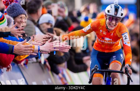 HULST - Lucinda Brand crosses the finish line at the Cyclocross World ...
