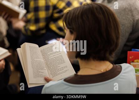 PRODUCTION - 29 January 2026, Hesse, Darmstadt: A woman reads during an ...