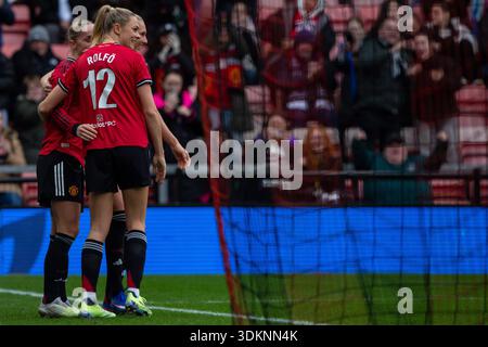 Manchester United players together after going 3-1 up. Manchester ...