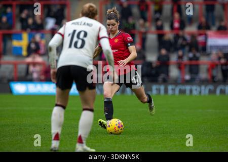 Dominique Janssen (17 Manchester United) passes the ball backwards ...
