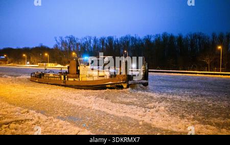 02 February 2026, Lower Saxony, Hanover: An icebreaker makes its early ...
