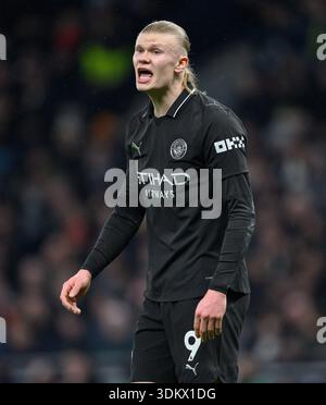 Manchester, UK. 01st Feb, 2026. Sander Berge of Fulham with the ball ...