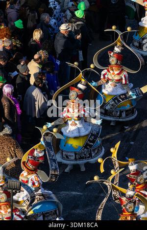 People crowded the streets during the parade tauhid held in the context ...