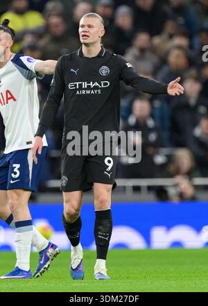 Manchester, UK. 01st Feb, 2026. Sander Berge of Fulham with the ball ...