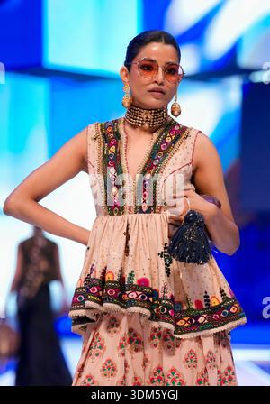 Lahore, Pakistan. 04th Feb, 2026. A model presents a creation by ...