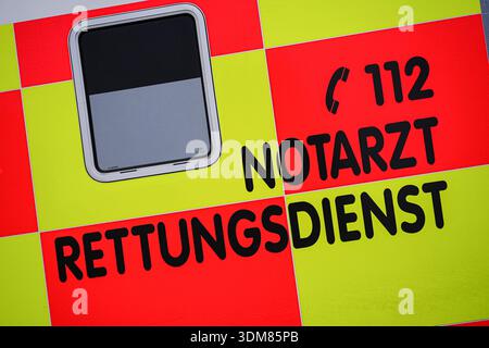 Aufschrift "112 Notarzt Rettungsdienst" auf Rettungswagen Symbolfoto ...