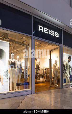 A modern fashion store front in downtown shopping mall Stock Photo - Alamy