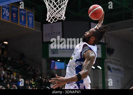 Kruize Pinkins ( Nutribullet Treviso Basket ) and Shavon Shields ( EA7 ...
