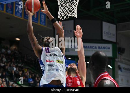 Kruize Pinkins ( Nutribullet Treviso Basket ) and Shavon Shields ( EA7 ...