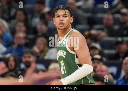 Milwaukee Bucks' Ousmane Dieng (21) shoots during the second half of an ...