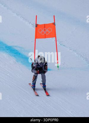 (260212) -- MILAN, Feb. 12, 2026 (Xinhua) -- Merel Conijn (back) of the ...