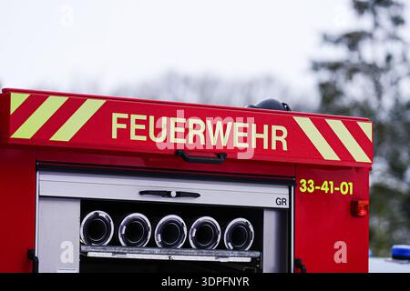 Aufschrift "Feuerwehr" auf Feuerwehrauto Symbolfoto: Blaulicht, 16.06. ...