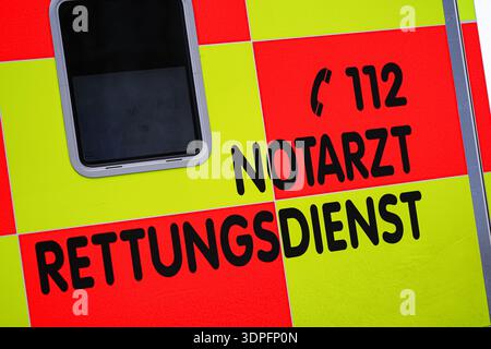 Aufschrift "112 Notarzt Rettungsdienst" auf Rettungswagen Symbolfoto ...
