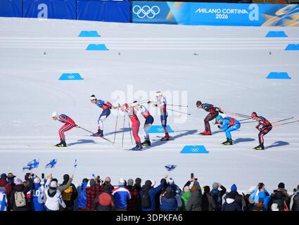 (260215) -- TESERO, Feb. 15, 2026 (Xinhua) -- Athletes compete during ...