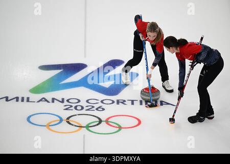 United States' Taylor Anderson-Heide, right, competes during a women's ...